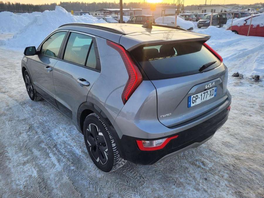 Grey Kia Niro 2023 in Vilnius, with an engine capacity of 0.00 L and mileage of 90 thousand km for 21000 €, photo 4 on AUTOMOTO.COM.LV