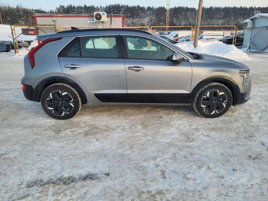 Grey Kia Niro 2023 in Vilnius, with an engine capacity of 0.00 L and mileage of 90 thousand km for 21000 €, photo 7 on AUTOMOTO.COM.LV