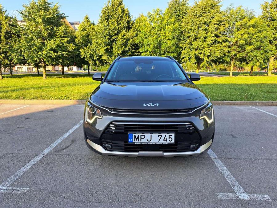 Grey Kia Niro 2023 in Klaipeda, with an engine capacity of 1.58 L and mileage of 73 thousand km for 22500 €, photo 3 on AUTOMOTO.COM.LV