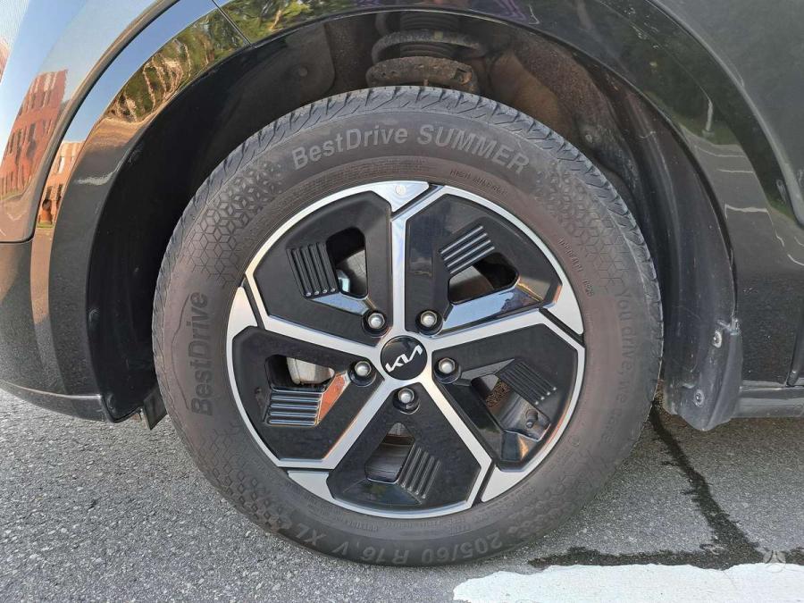 Grey Kia Niro 2023 in Klaipeda, with an engine capacity of 1.58 L and mileage of 73 thousand km for 22500 €, photo 4 on AUTOMOTO.COM.LV