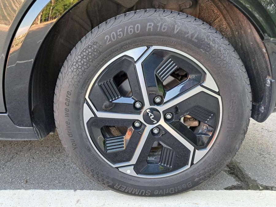 Grey Kia Niro 2023 in Klaipeda, with an engine capacity of 1.58 L and mileage of 73 thousand km for 22500 €, photo 5 on AUTOMOTO.COM.LV