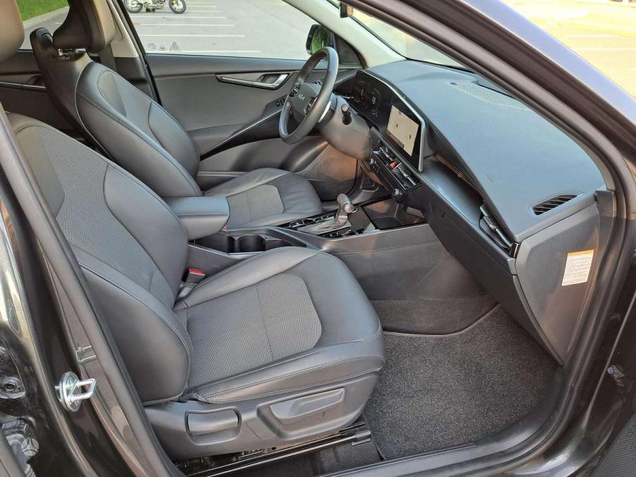 Grey Kia Niro 2023 in Klaipeda, with an engine capacity of 1.58 L and mileage of 73 thousand km for 22500 €, photo 18 on AUTOMOTO.COM.LV