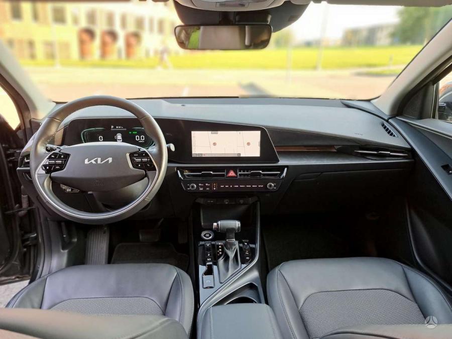 Grey Kia Niro 2023 in Klaipeda, with an engine capacity of 1.58 L and mileage of 73 thousand km for 22500 €, photo 26 on AUTOMOTO.COM.LV