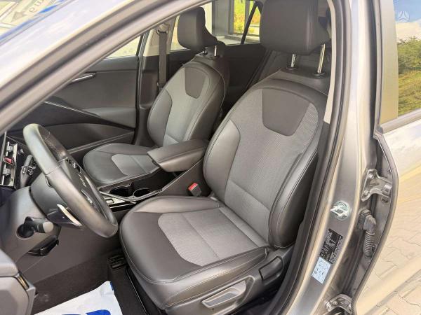 Grey Kia Niro 2023 in Vilnius, with an engine capacity of 1.58 L and mileage of 85 thousand km for 21500 €, photo 11 on AUTOMOTO.COM.LV