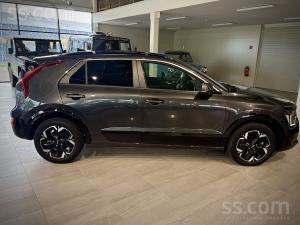 Grey Kia Niro 2023 in Dobele, with an engine capacity of 0.00 L and mileage of 17 thousand km for 28950 €, photo 3 on AUTOMOTO.COM.LV