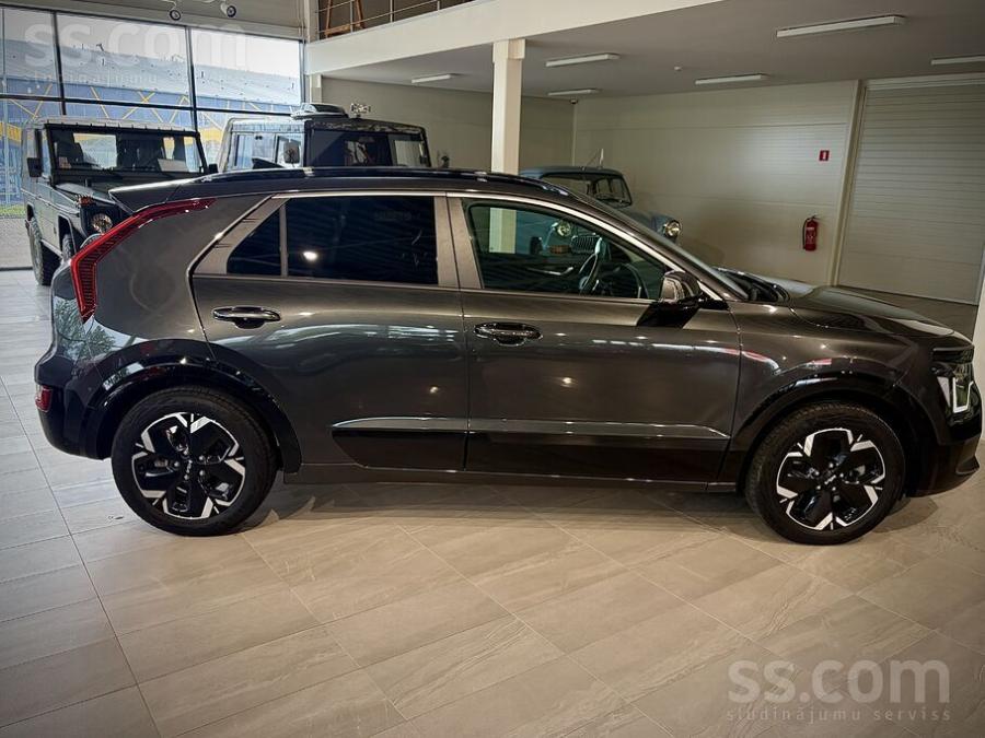 Grey Kia Niro 2023 in Dobele, with an engine capacity of 0.00 L and mileage of 17 thousand km for 28950 €, photo 3 on AUTOMOTO.COM.LV