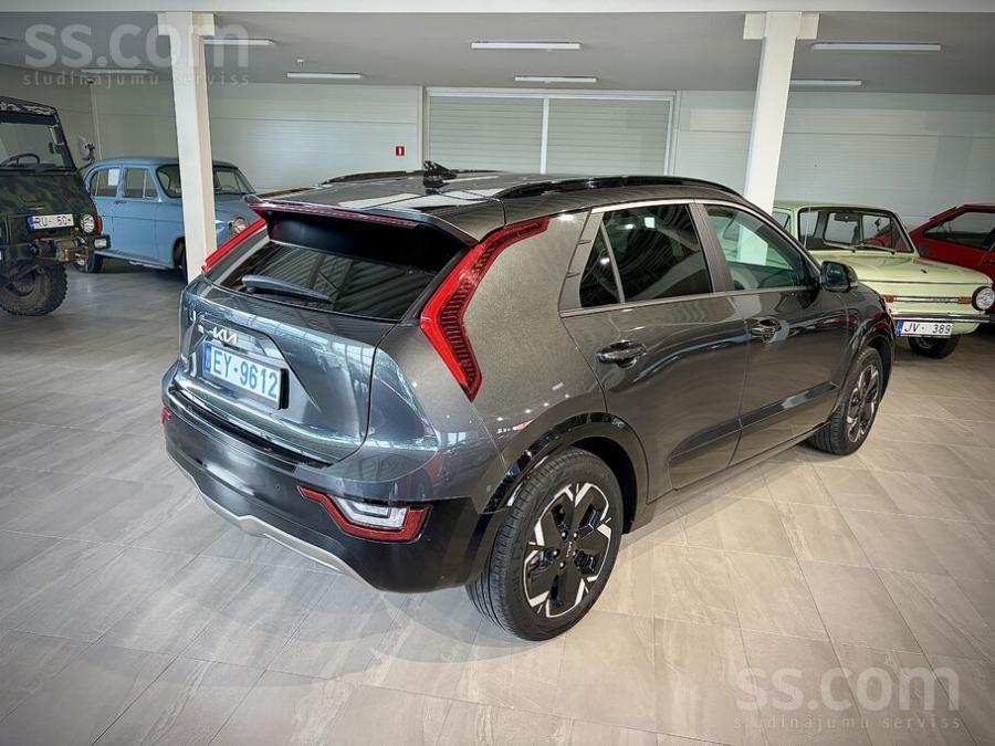 Grey Kia Niro 2023 in Dobele, with an engine capacity of 0.00 L and mileage of 17 thousand km for 28950 €, photo 4 on AUTOMOTO.COM.LV