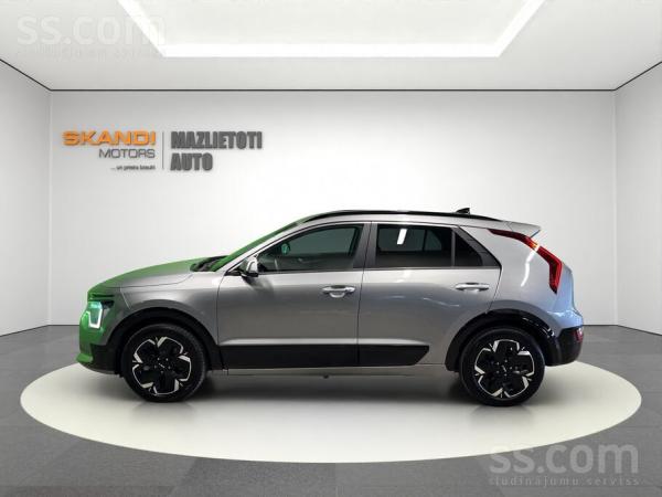 Grey Kia Niro 2024 in Riga, with an engine capacity of 1.60 L and mileage of 23 thousand km for 33990 €, photo 4 on AUTOMOTO.COM.LV