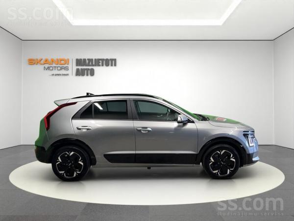 Grey Kia Niro 2024 in Riga, with an engine capacity of 1.60 L and mileage of 23 thousand km for 33990 €, photo 8 on AUTOMOTO.COM.LV