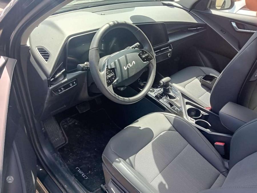 Pelēks Kia Niro 2026 Tauragė, ar dzinēja tilpumu 1.59 L un nobraukumu 2 tūkst. km par 17300 €, foto 7 vietnē AUTOMOTO.COM.LV