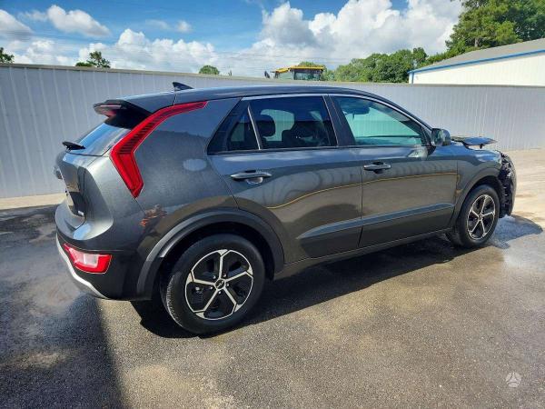 Pelēks Kia Niro 2026 Klaipėda, ar dzinēja tilpumu 1.58 L un nobraukumu 28 tūkst. km par 15000 €, foto 3 vietnē AUTOMOTO.COM.LV