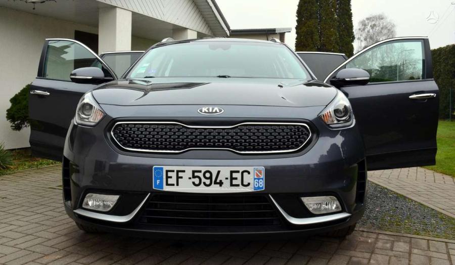 Grey Kia Niro 2017 in Kaunas, with an engine capacity of 1.60 L and mileage of 148 thousand km for 10450 €, photo 3 on AUTOMOTO.COM.LV