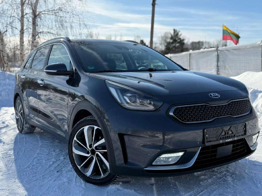 Grey Kia Niro 2018 in Siauliai, with an engine capacity of 1.58 L and mileage of 250 thousand km for 9100 €, photo 2 on AUTOMOTO.COM.LV