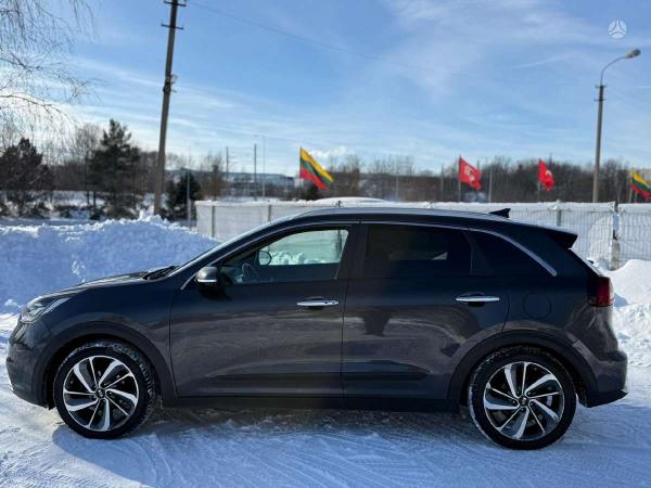 Grey Kia Niro 2018 in Siauliai, with an engine capacity of 1.58 L and mileage of 250 thousand km for 9100 €, photo 3 on AUTOMOTO.COM.LV