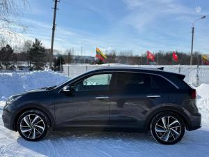 Grey Kia Niro 2018 in Siauliai, with an engine capacity of 1.58 L and mileage of 250 thousand km for 9100 €, photo 3 on AUTOMOTO.COM.LV