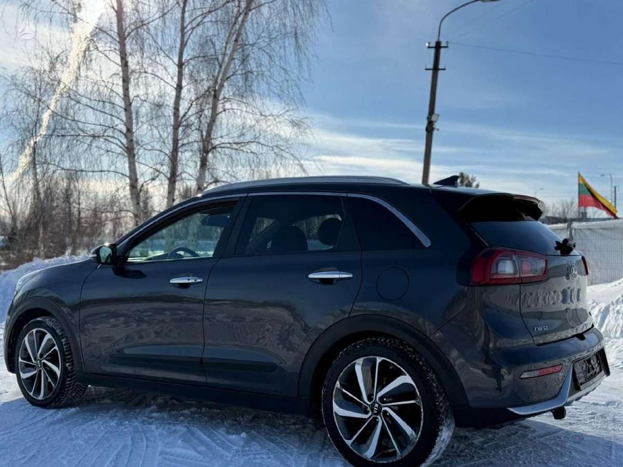 Grey Kia Niro 2018 in Siauliai, with an engine capacity of 1.58 L and mileage of 250 thousand km for 9100 €, photo 5 on AUTOMOTO.COM.LV