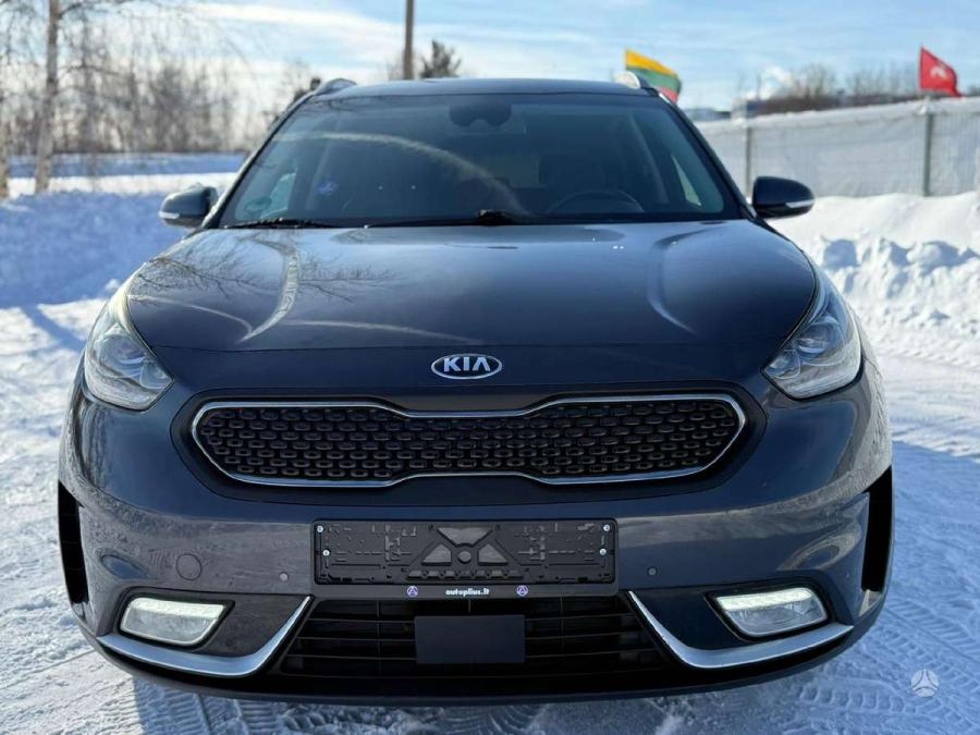 Grey Kia Niro 2018 in Siauliai, with an engine capacity of 1.58 L and mileage of 250 thousand km for 9100 €, photo 6 on AUTOMOTO.COM.LV