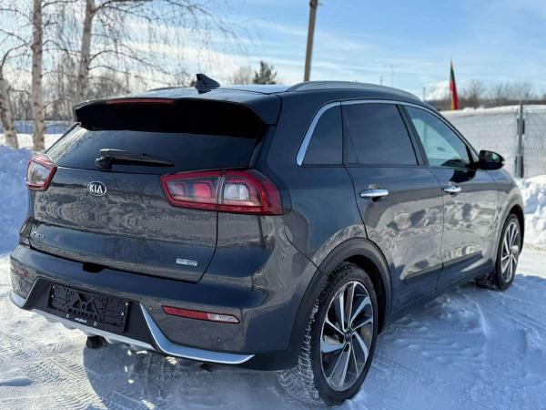 Grey Kia Niro 2018 in Siauliai, with an engine capacity of 1.58 L and mileage of 250 thousand km for 9100 €, photo 7 on AUTOMOTO.COM.LV