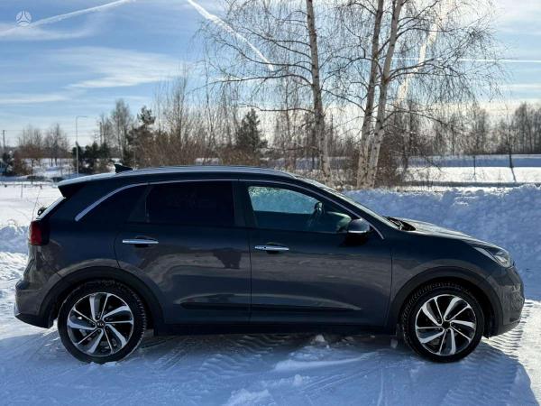 Grey Kia Niro 2018 in Siauliai, with an engine capacity of 1.58 L and mileage of 250 thousand km for 9100 €, photo 8 on AUTOMOTO.COM.LV