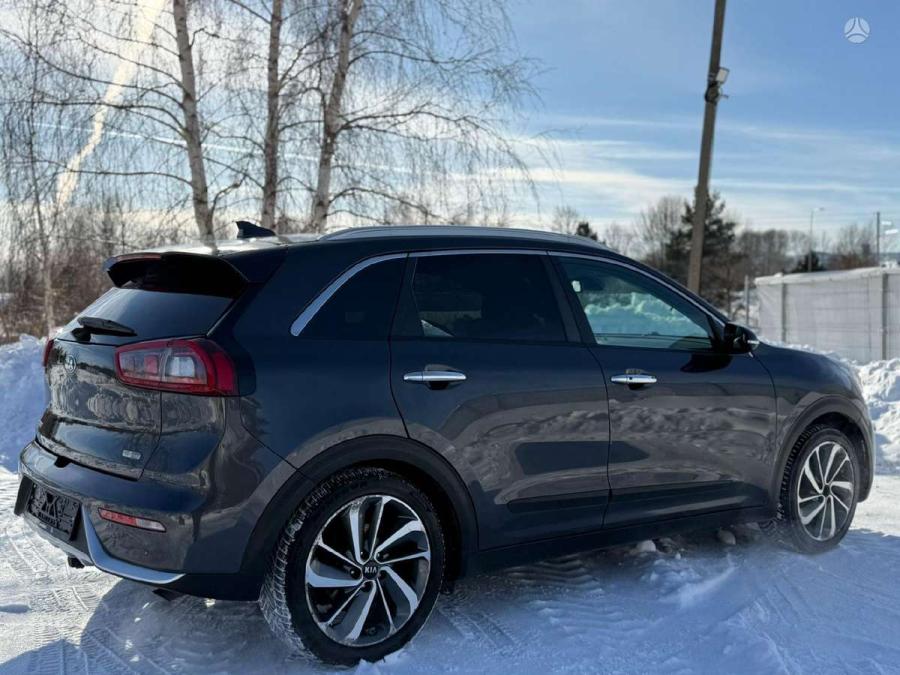 Grey Kia Niro 2018 in Siauliai, with an engine capacity of 1.58 L and mileage of 250 thousand km for 9100 €, photo 9 on AUTOMOTO.COM.LV