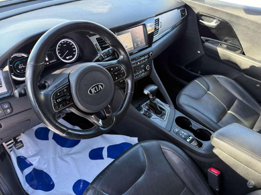 Grey Kia Niro 2018 in Siauliai, with an engine capacity of 1.58 L and mileage of 250 thousand km for 9100 €, photo 11 on AUTOMOTO.COM.LV