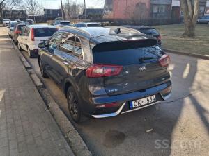 Pelēks Kia Niro 2018 Rīga, ar dzinēja tilpumu 1.60 L un nobraukumu 269 tūkst. km par 9400 €, foto 3 vietnē AUTOMOTO.COM.LV