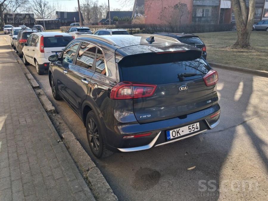 Pelēks Kia Niro 2018 Rīga, ar dzinēja tilpumu 1.60 L un nobraukumu 269 tūkst. km par 9400 €, foto 3 vietnē AUTOMOTO.COM.LV