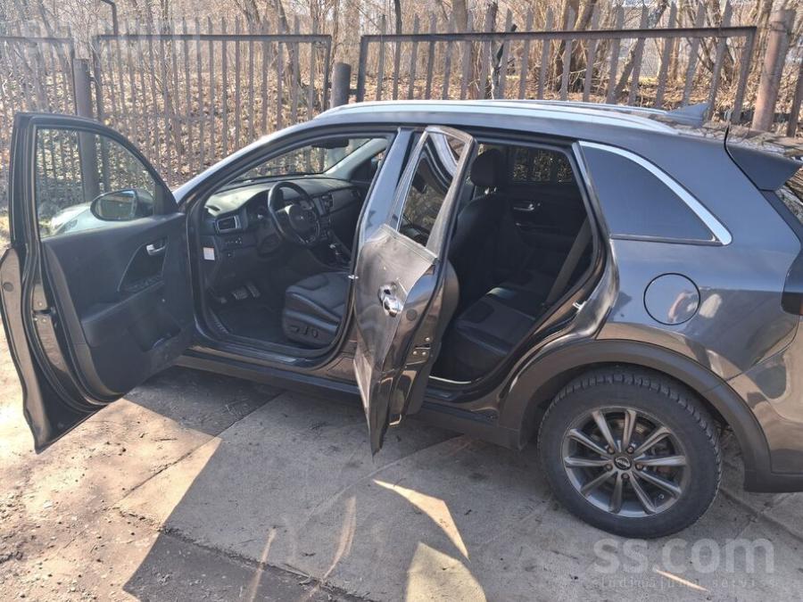Pelēks Kia Niro 2018 Rīga, ar dzinēja tilpumu 1.60 L un nobraukumu 269 tūkst. km par 9400 €, foto 9 vietnē AUTOMOTO.COM.LV