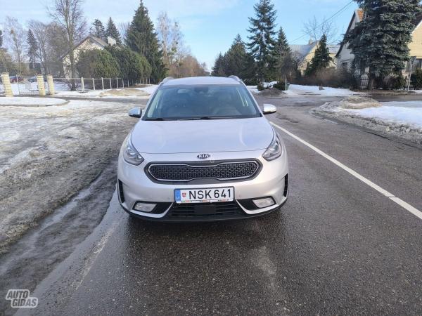 Pelēks Kia Niro 2019 Kauņa, ar dzinēja tilpumu 1.60 L un nobraukumu 180 tūkst. km par 8950 €, foto 2 vietnē AUTOMOTO.COM.LV