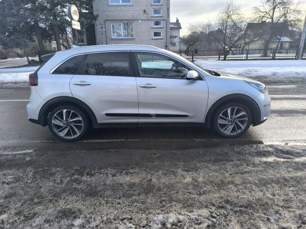 Pelēks Kia Niro 2019 Kauņa, ar dzinēja tilpumu 1.60 L un nobraukumu 180 tūkst. km par 8950 €, foto 5 vietnē AUTOMOTO.COM.LV