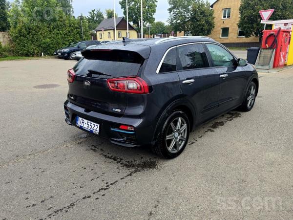 Grey Kia Niro 2019 in Daugavpils, with an engine capacity of 0.00 L and mileage of 165 thousand km for 17985 €, photo 4 on AUTOMOTO.COM.LV