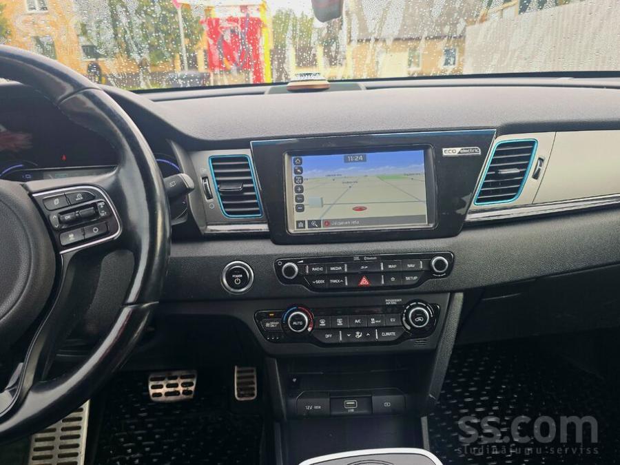 Grey Kia Niro 2019 in Daugavpils, with an engine capacity of 0.00 L and mileage of 165 thousand km for 17985 €, photo 13 on AUTOMOTO.COM.LV