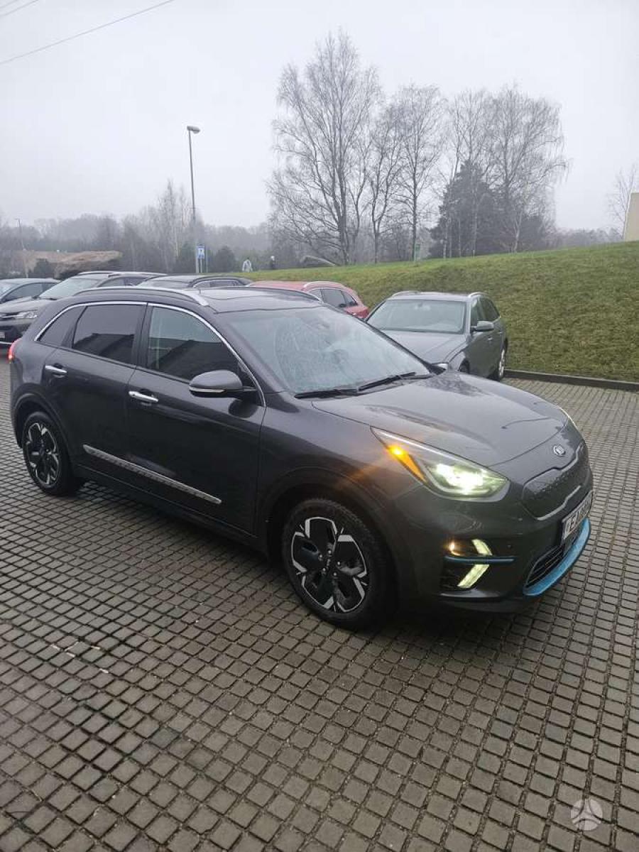 Pelēks Kia Niro 2020 Klaipėda, ar dzinēja tilpumu 0.00 L un nobraukumu 290 tūkst. km par 13900 €, foto 1 vietnē AUTOMOTO.COM.LV