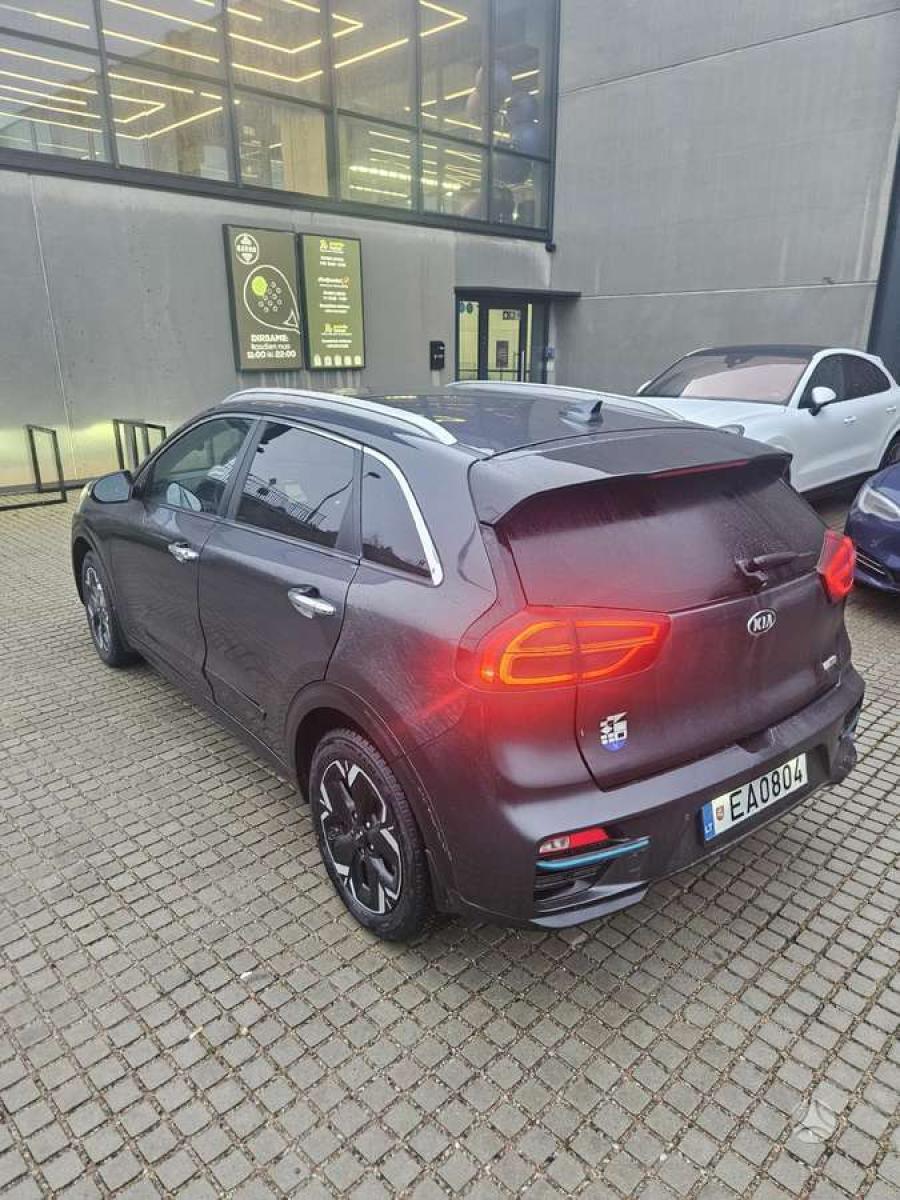 Pelēks Kia Niro 2020 Klaipėda, ar dzinēja tilpumu 0.00 L un nobraukumu 290 tūkst. km par 13900 €, foto 3 vietnē AUTOMOTO.COM.LV