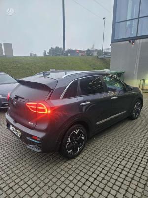 Pelēks Kia Niro 2020 Klaipėda, ar dzinēja tilpumu 0.00 L un nobraukumu 290 tūkst. km par 13900 €, foto 4 vietnē AUTOMOTO.COM.LV