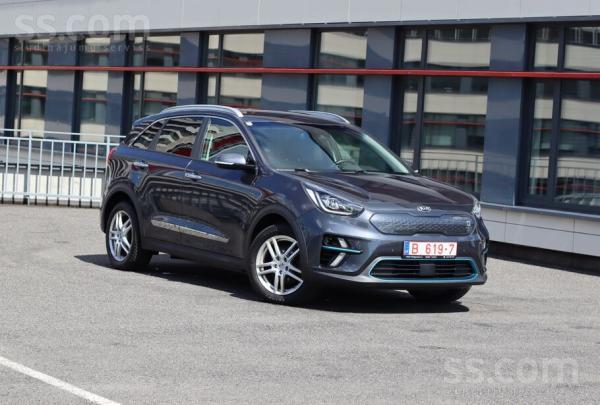 Grey Kia Niro 2020 in Riga, with an engine capacity of 0.00 L and mileage of 182 thousand km for 13980 €, photo 1 on AUTOMOTO.COM.LV