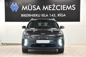 Grey Kia Niro 2021 in Riga, with an engine capacity of 0.00 L and mileage of 90 thousand km for 24550 €, photo 3 on AUTOMOTO.COM.LV