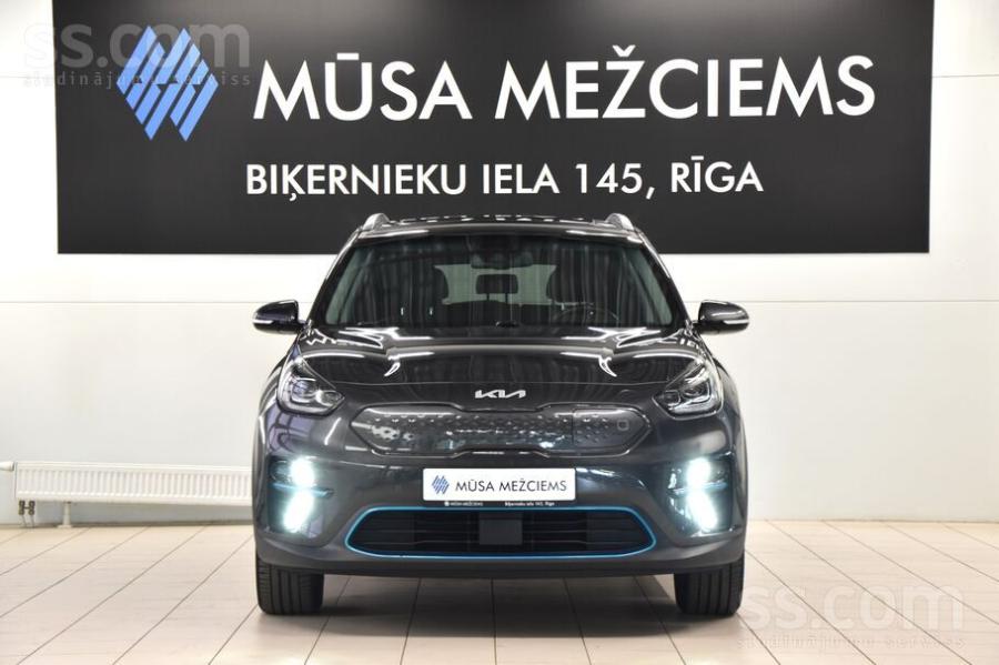 Grey Kia Niro 2021 in Riga, with an engine capacity of 0.00 L and mileage of 90 thousand km for 24550 €, photo 3 on AUTOMOTO.COM.LV