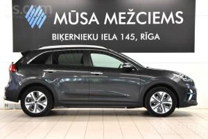 Grey Kia Niro 2021 in Riga, with an engine capacity of 0.00 L and mileage of 90 thousand km for 24550 €, photo 5 on AUTOMOTO.COM.LV