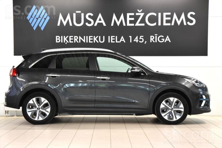 Grey Kia Niro 2021 in Riga, with an engine capacity of 0.00 L and mileage of 90 thousand km for 24550 €, photo 5 on AUTOMOTO.COM.LV