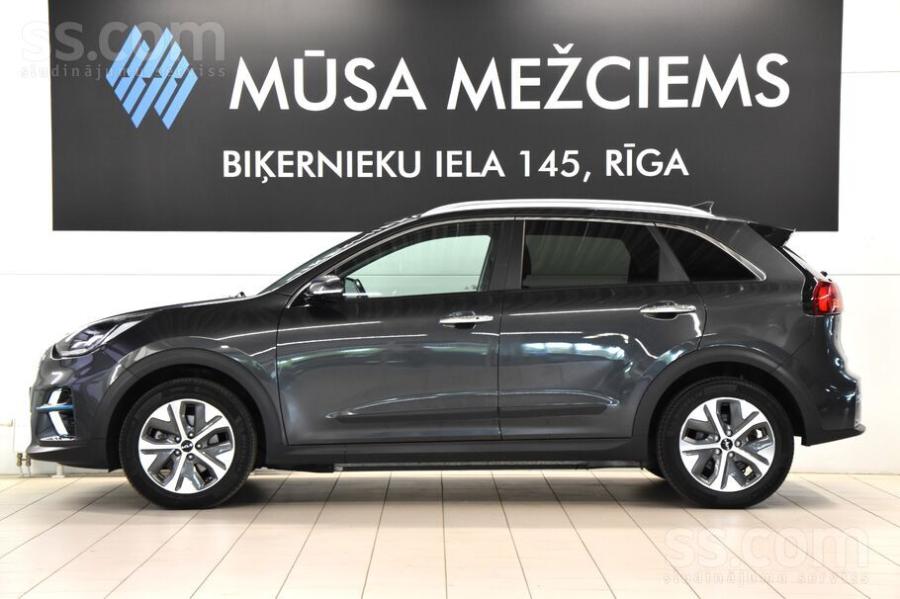 Grey Kia Niro 2021 in Riga, with an engine capacity of 0.00 L and mileage of 90 thousand km for 24550 €, photo 6 on AUTOMOTO.COM.LV