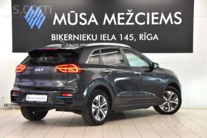 Grey Kia Niro 2021 in Riga, with an engine capacity of 0.00 L and mileage of 90 thousand km for 24550 €, photo 7 on AUTOMOTO.COM.LV