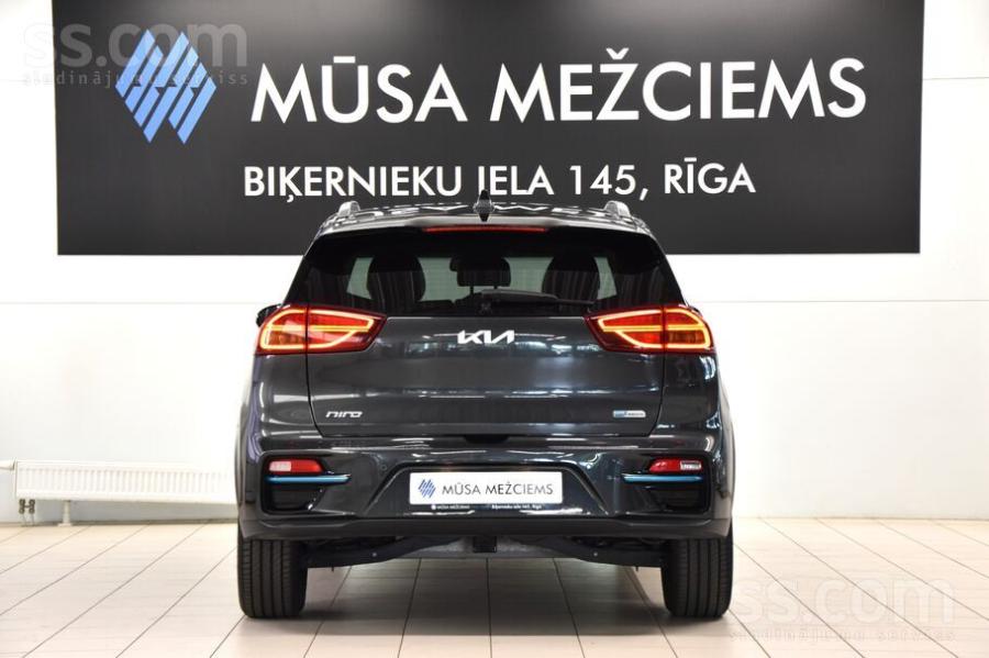 Grey Kia Niro 2021 in Riga, with an engine capacity of 0.00 L and mileage of 90 thousand km for 24550 €, photo 8 on AUTOMOTO.COM.LV