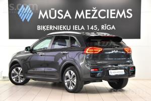Grey Kia Niro 2021 in Riga, with an engine capacity of 0.00 L and mileage of 90 thousand km for 24550 €, photo 9 on AUTOMOTO.COM.LV