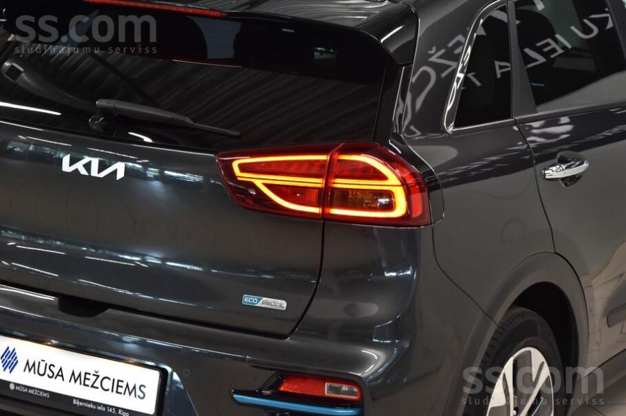 Grey Kia Niro 2021 in Riga, with an engine capacity of 0.00 L and mileage of 90 thousand km for 24550 €, photo 10 on AUTOMOTO.COM.LV