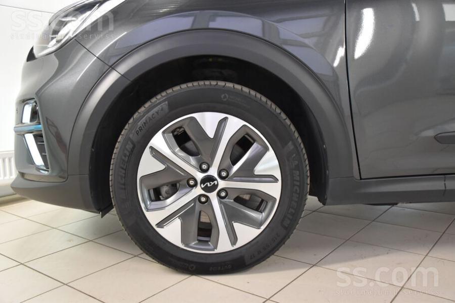 Grey Kia Niro 2021 in Riga, with an engine capacity of 0.00 L and mileage of 90 thousand km for 24550 €, photo 12 on AUTOMOTO.COM.LV