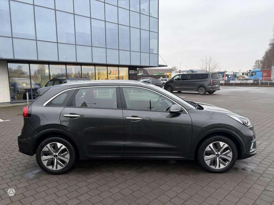 Grey Kia Niro 2022 in Marijampole, with an engine capacity of 0.00 L and mileage of 53 thousand km for 16500 €, photo 7 on AUTOMOTO.COM.LV