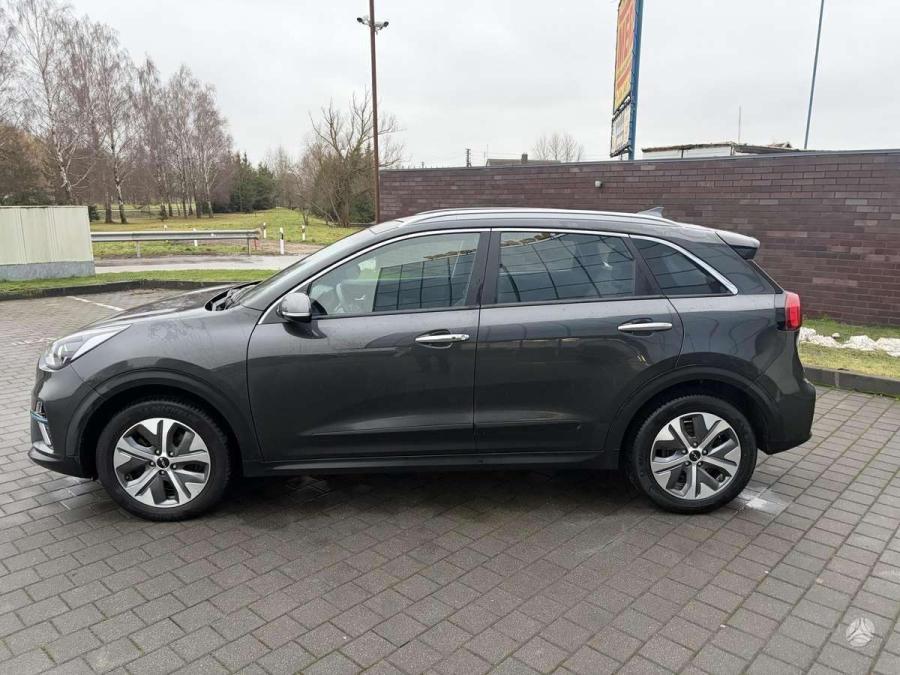 Grey Kia Niro 2022 in Marijampole, with an engine capacity of 0.00 L and mileage of 53 thousand km for 16500 €, photo 11 on AUTOMOTO.COM.LV