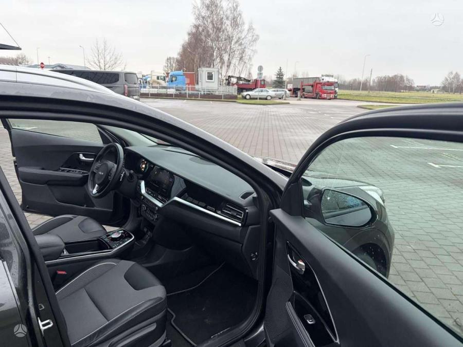 Grey Kia Niro 2022 in Marijampole, with an engine capacity of 0.00 L and mileage of 53 thousand km for 16500 €, photo 31 on AUTOMOTO.COM.LV