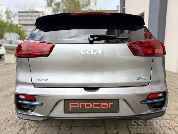 Grey Kia Niro 2022 in Riga, with an engine capacity of 0.00 L and mileage of 74 thousand km for 23900 €, photo 6 on AUTOMOTO.COM.LV